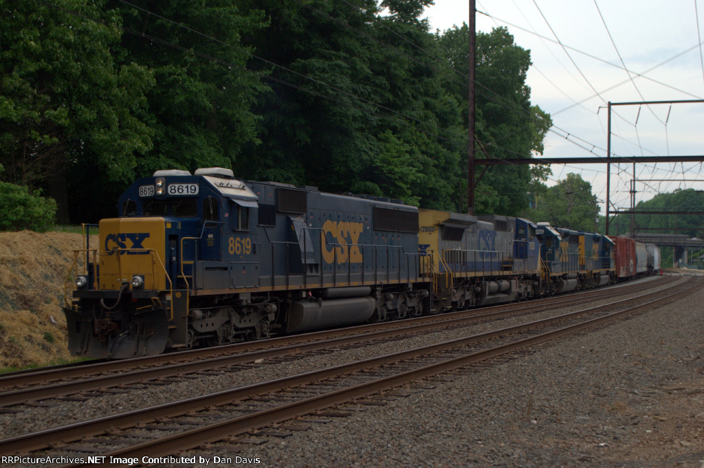 CSX SD50-3 8619 leads Q300-27